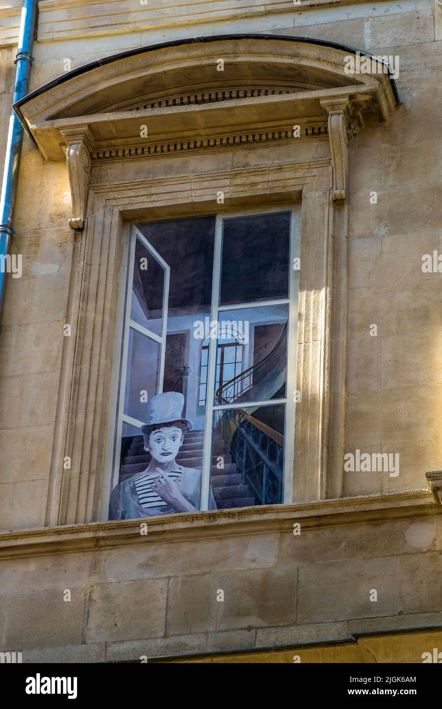 For the Avignon theater festival, many window dummies are gradually ...