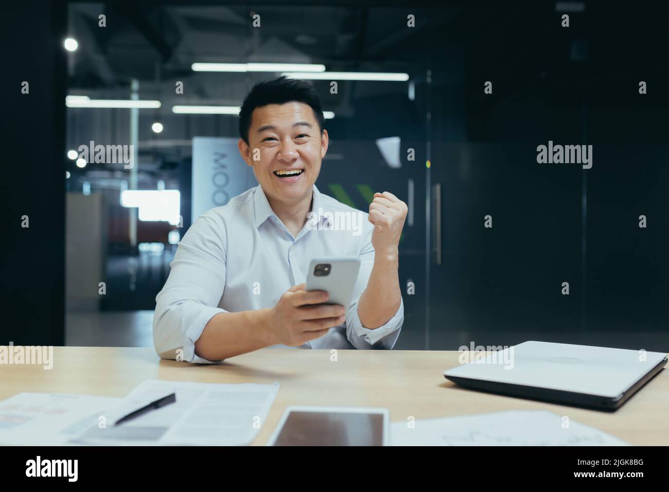 Gesture shocked asian office hi-res stock photography and images - Alamy