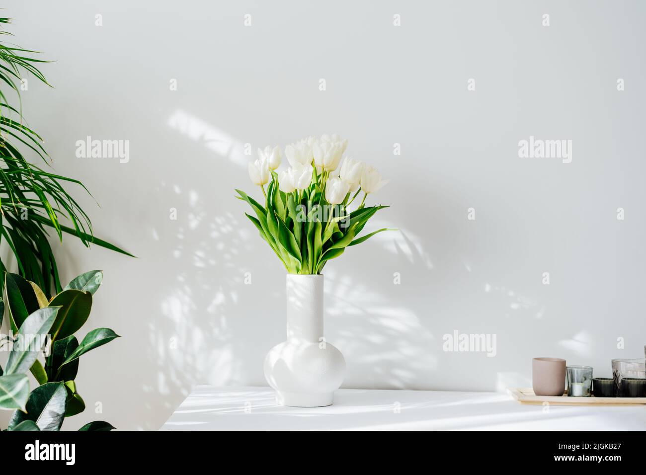 Scandinavian home interior with spring bouquet of white tulip flowers ...