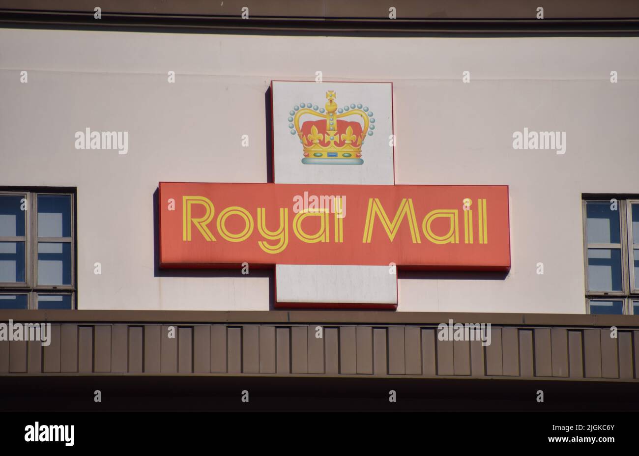 Royal mail crown logo hi-res stock photography and images - Alamy