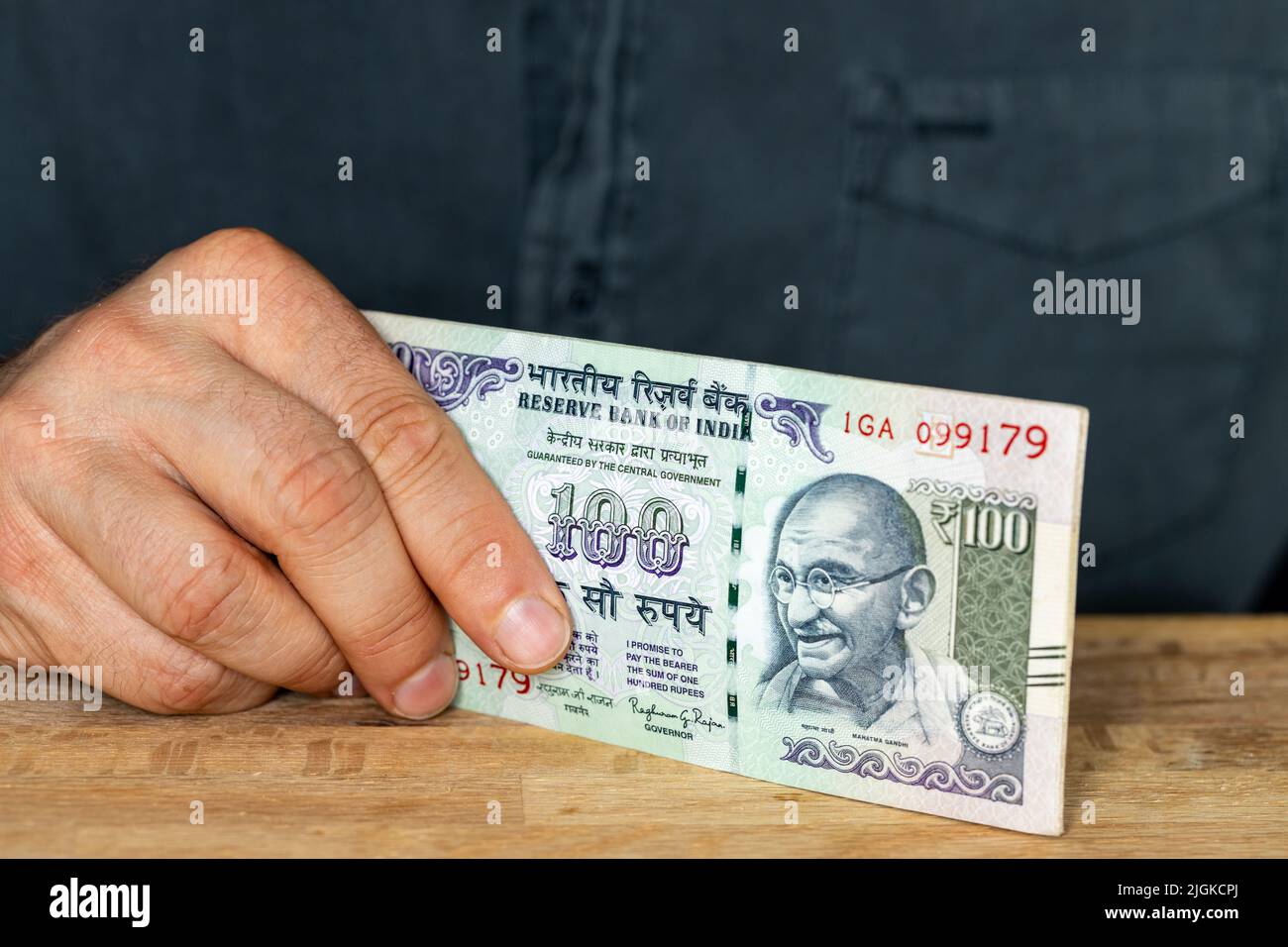 Indian currency bundle 100 rupees hi-res stock photography and images ...