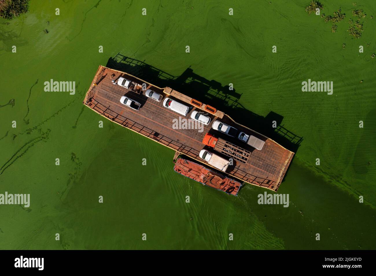 tugboat and ferry crossing vehicles from one side of the river to the ...