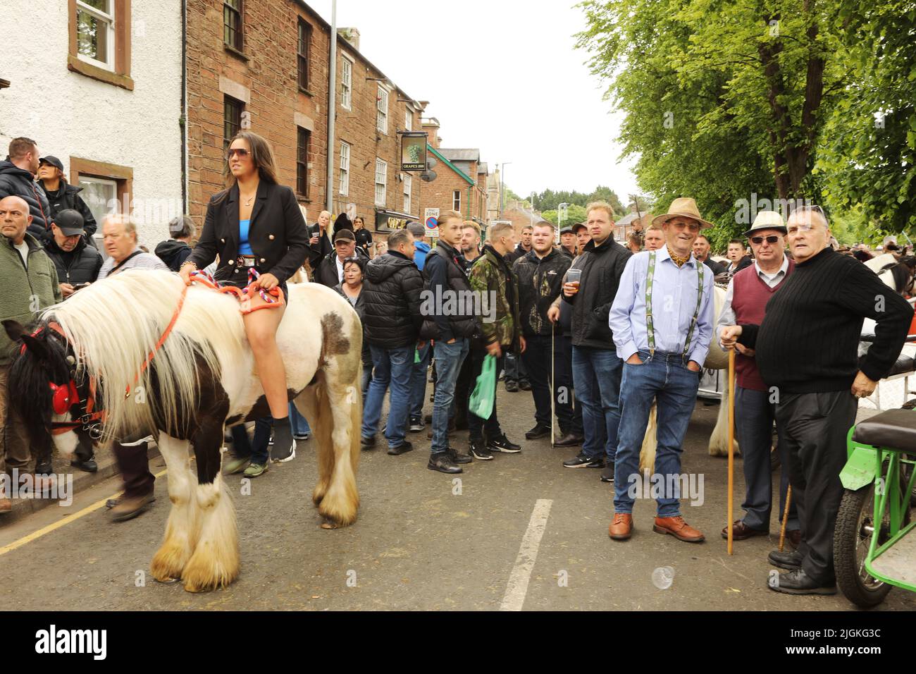 Travellers gathered in the town centre, Appleby Horse Fair, Appleby in ...
