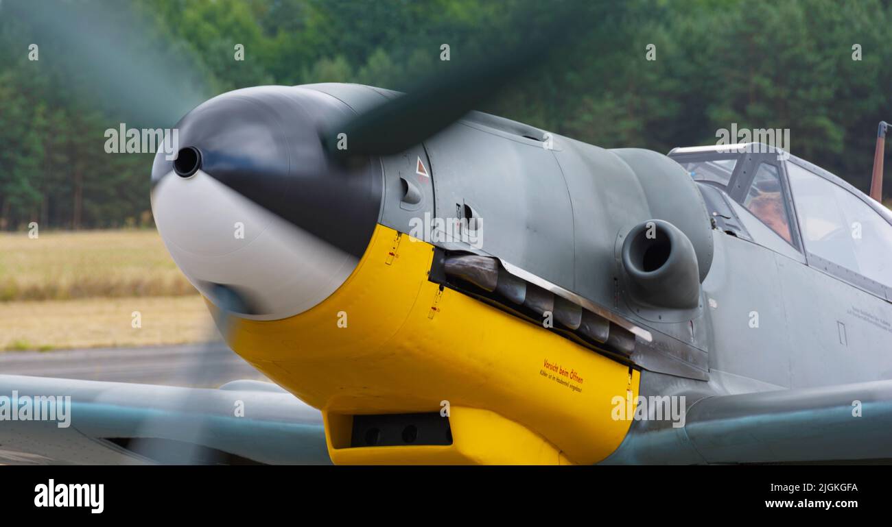 Historic fighter Me 109 Messerschmitt Bf 109 with running engine Stock Photo - Alamy