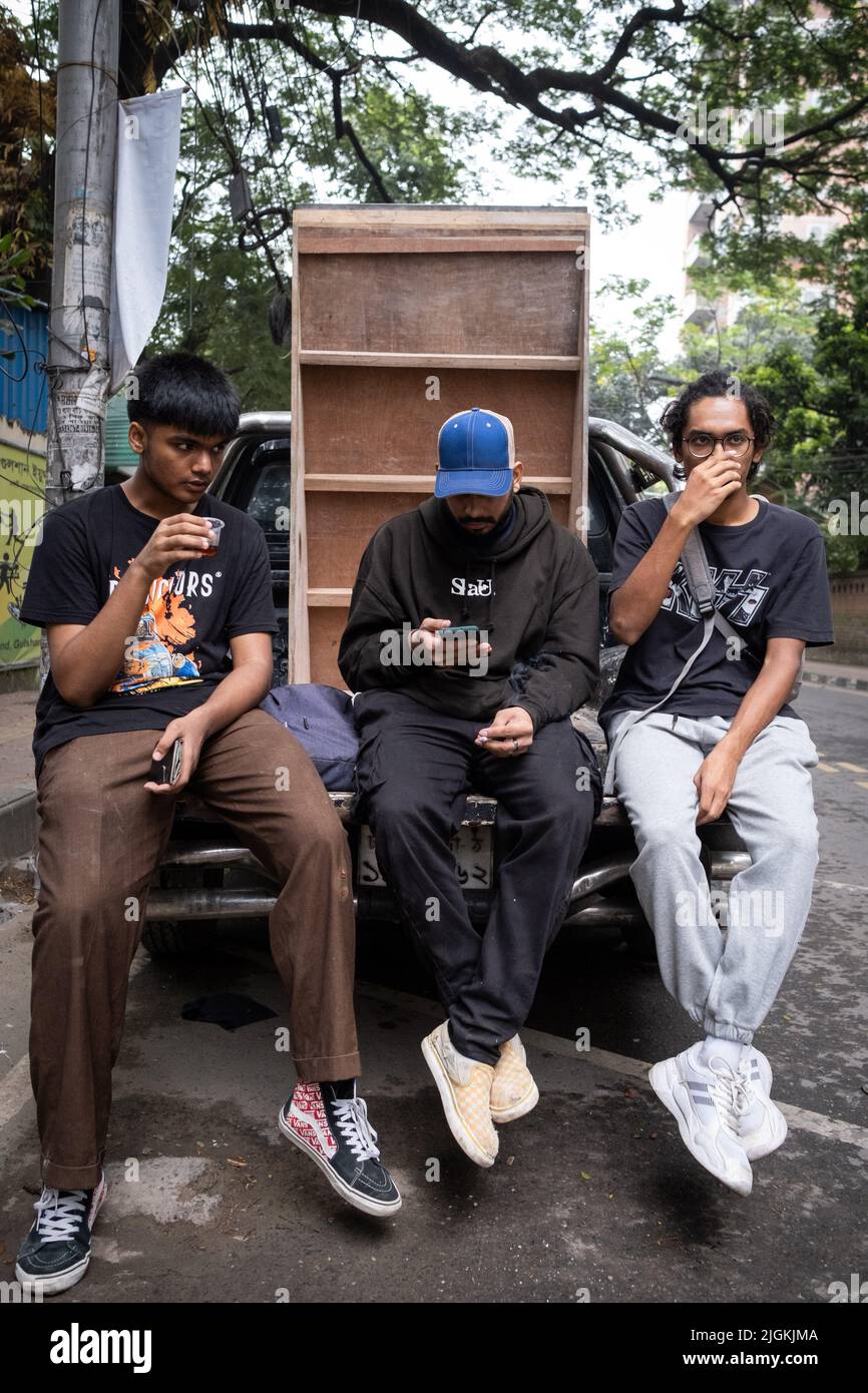 A group of boys having a chat. Dhaka, Bangladesh Stock Photo - Alamy