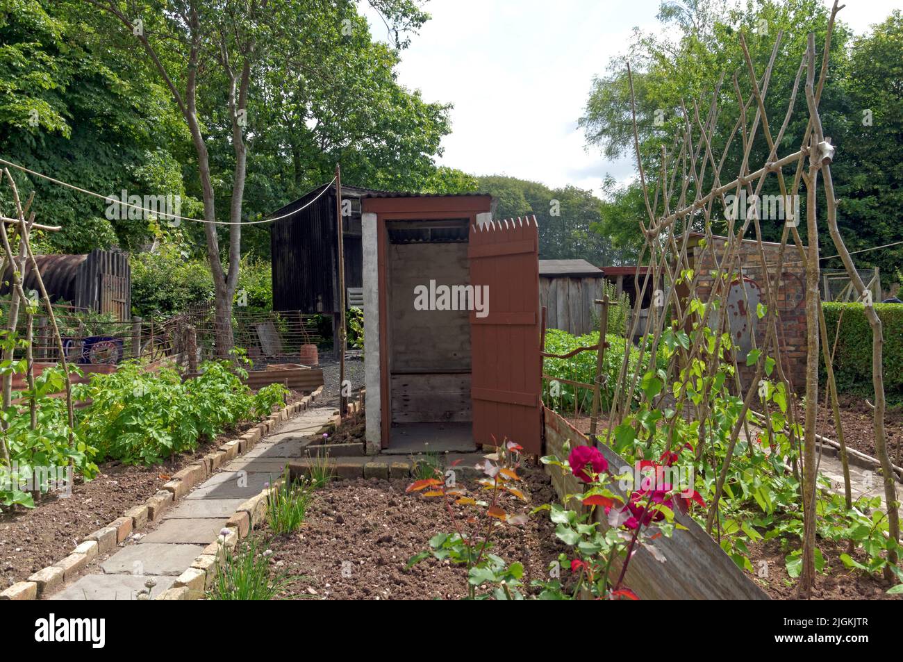 Ty Bach, Outdoor lavatory, Rhyd y Car terrace, St Fagans Views. July ...