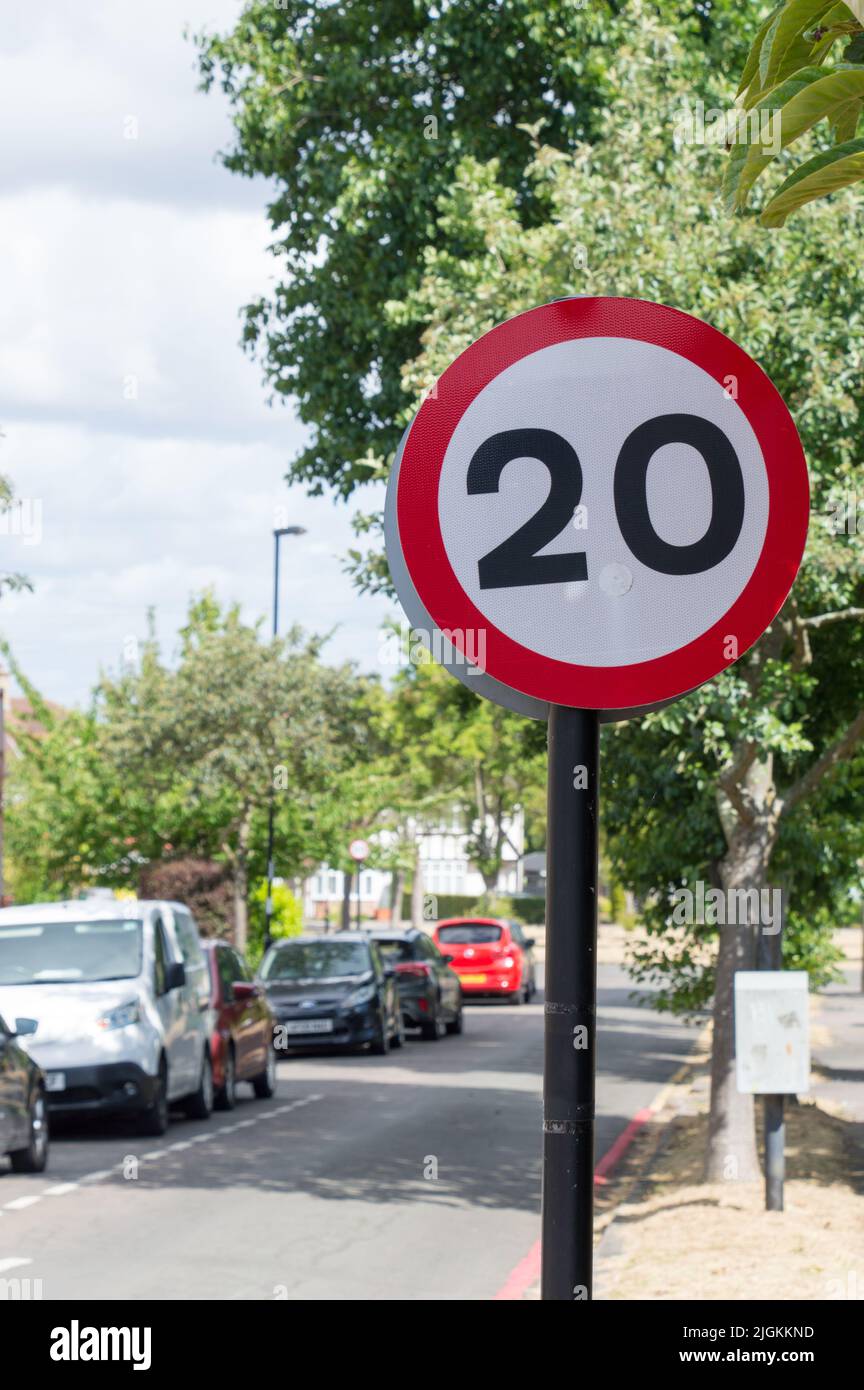 20mph speed limit area hi-res stock photography and images - Alamy