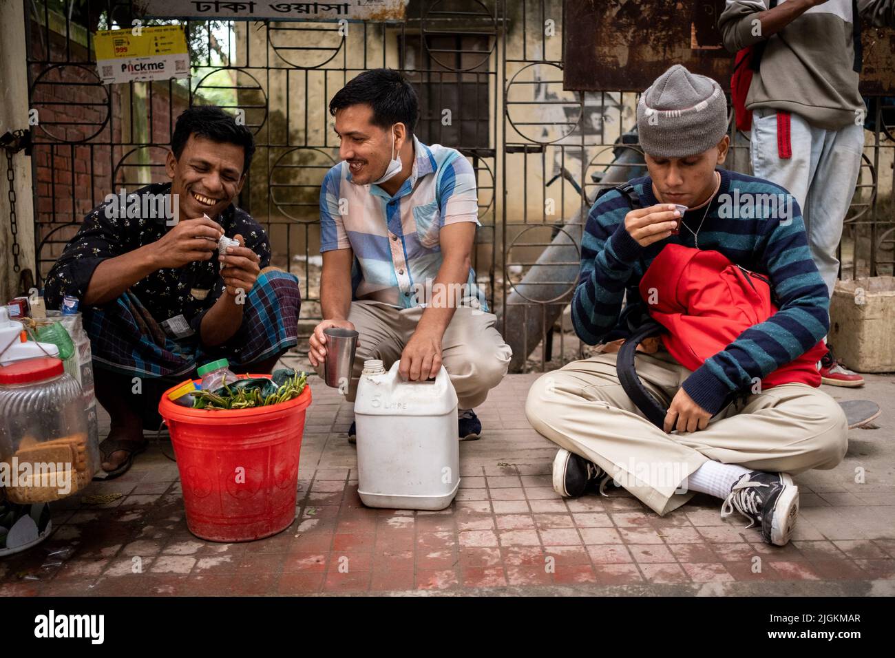 A group of boys having a chat. Dhaka, Bangladesh Stock Photo - Alamy