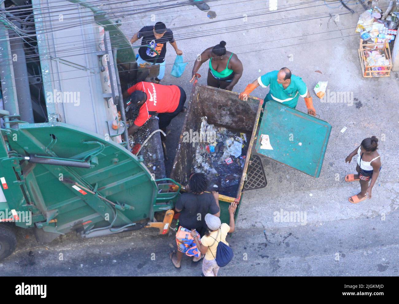 Rio janeiro brazil garbage truck hi-res stock photography and images ...