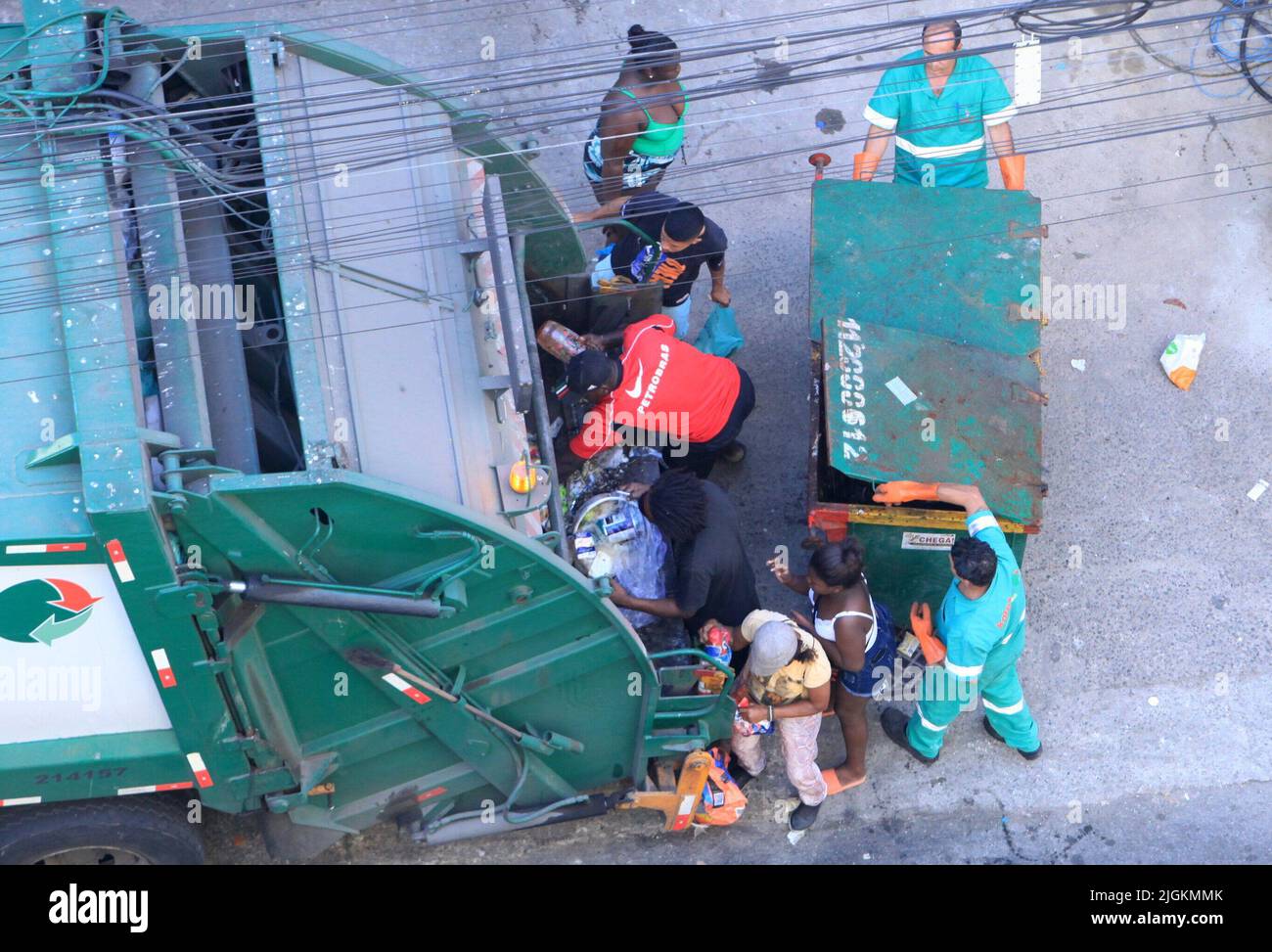 Rio janeiro brazil garbage truck hi-res stock photography and images ...