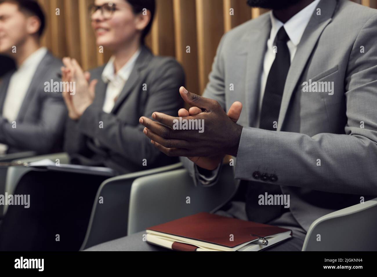 Black audience clapping hi-res stock photography and images - Alamy