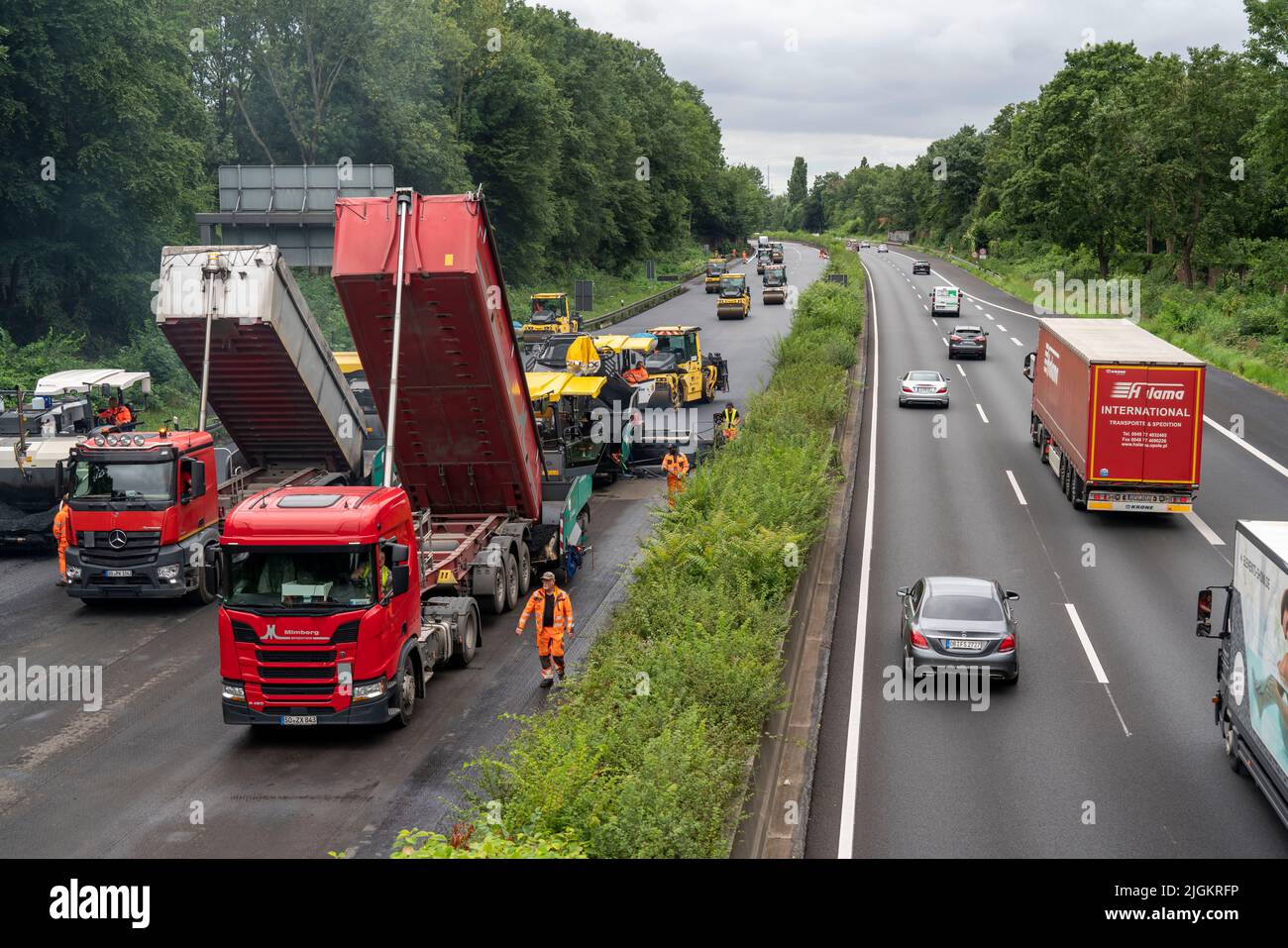 Renewal of the road surface on the A40 motorway between the Kaiserberg ...