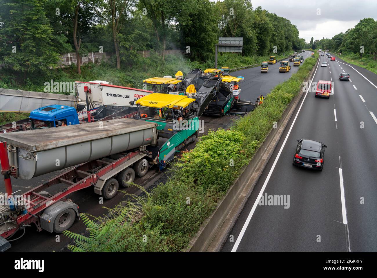 Renewal of the road surface on the A40 motorway between the Kaiserberg ...