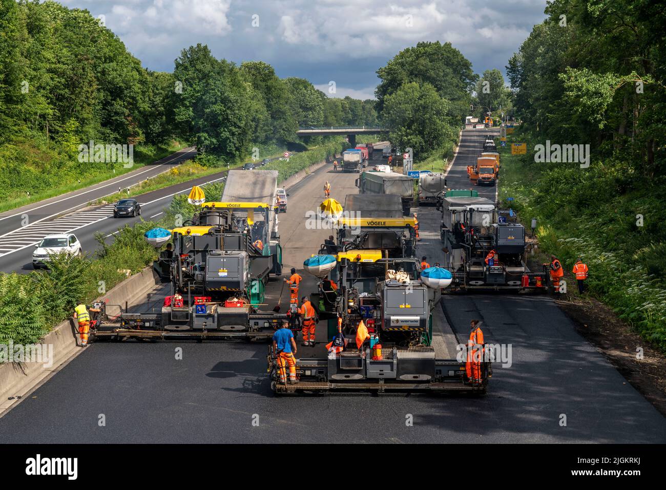 Renewal of the road surface on the A40 motorway between the Kaiserberg ...