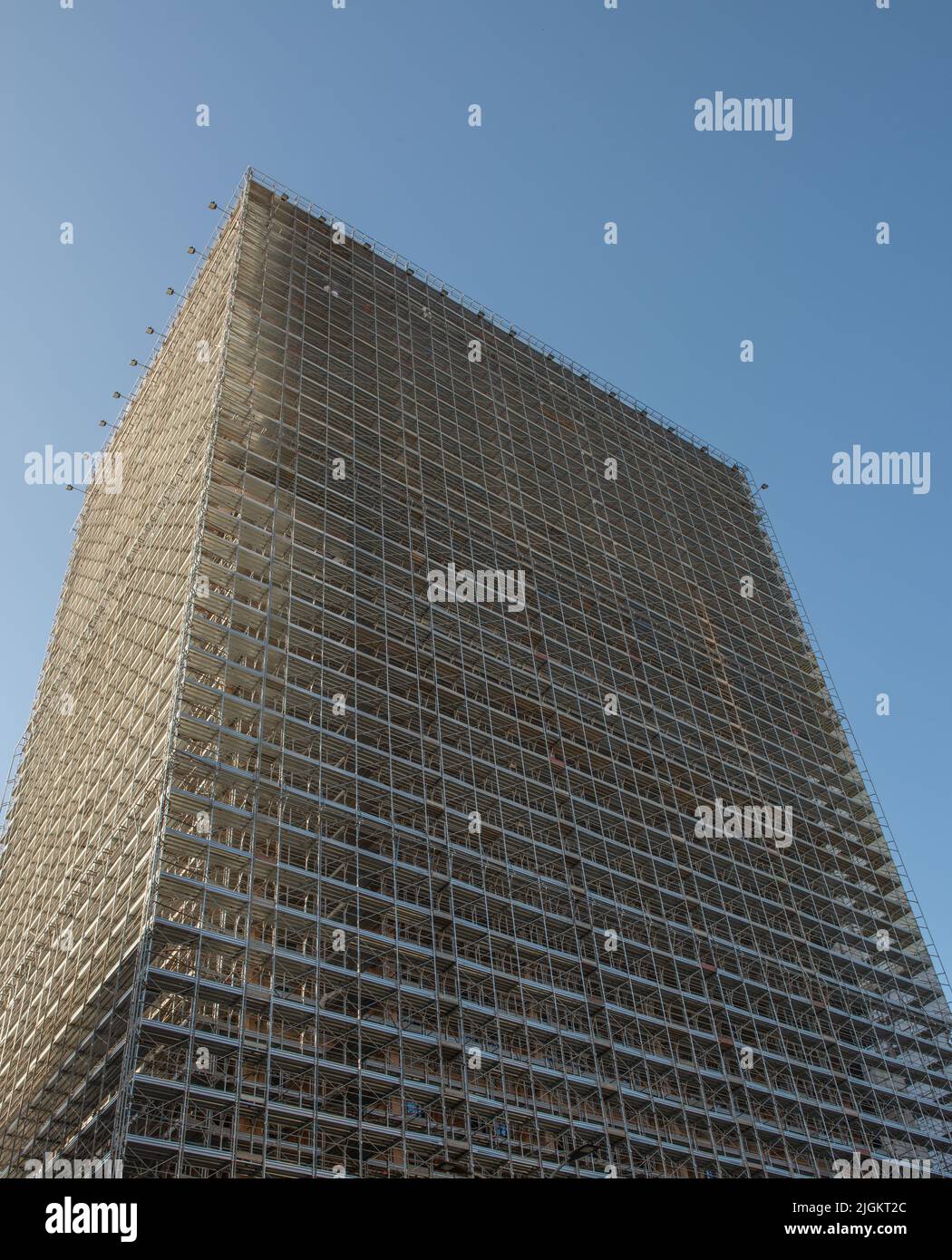 Mesh sheet cover building hi-res stock photography and images - Alamy