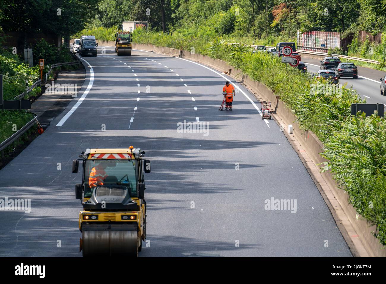 Renewal of the road surface on the A40 motorway between the Kaiserberg ...