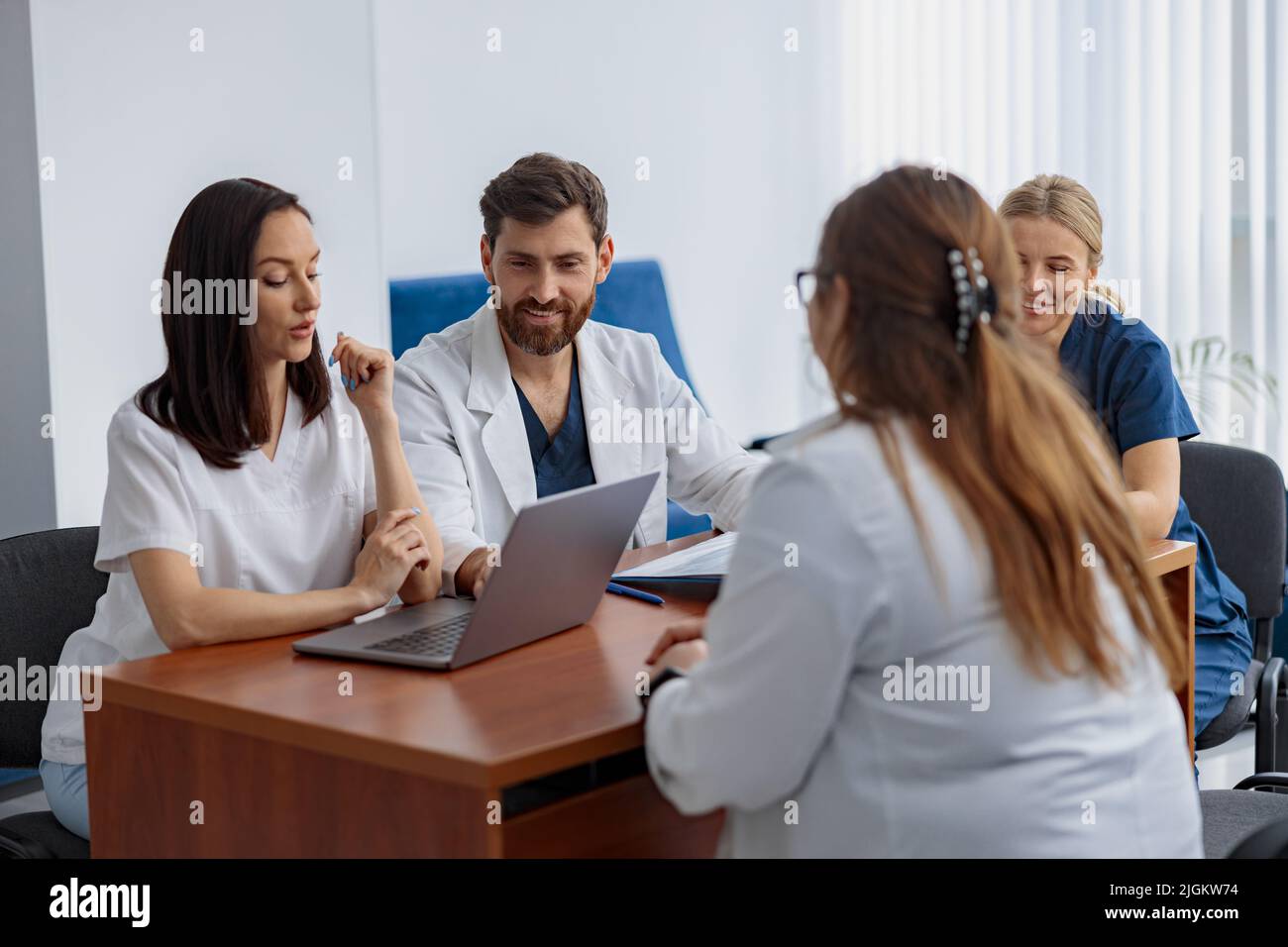 Successful medical doctors are discussing diagnosis during the ... Successful medical doctors are discussing diagnosis during the ...