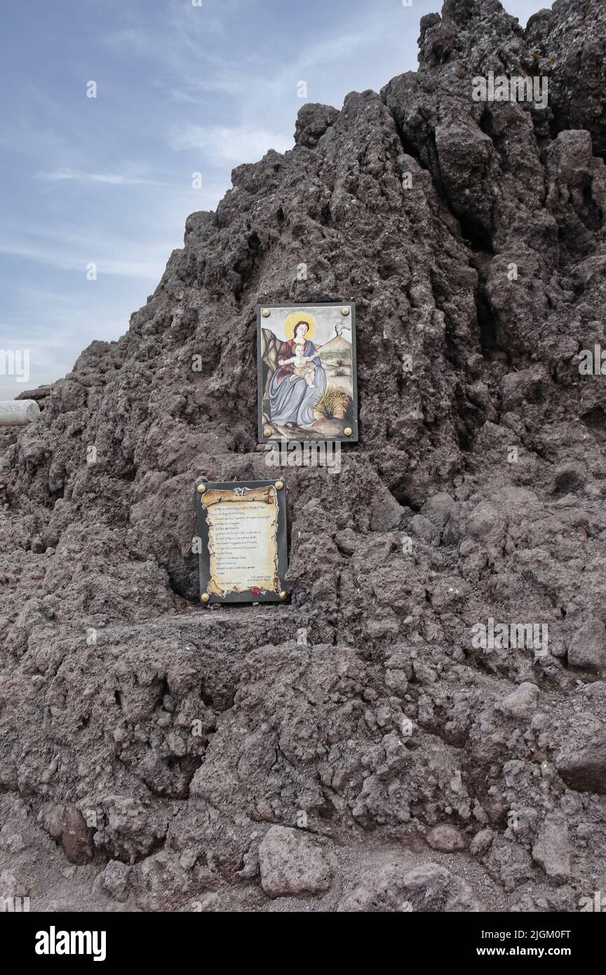 The nature trail leading to the crater of the famous volcano Vesuvius ...