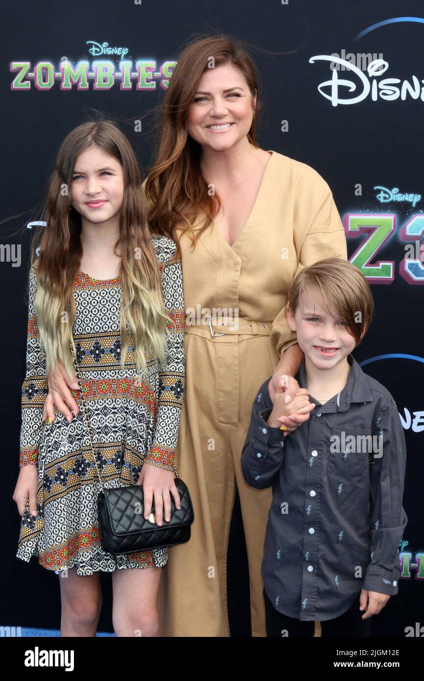 Santa Monica, CA. 9th July, 2022. Tiffani Thiessen, her children at ...