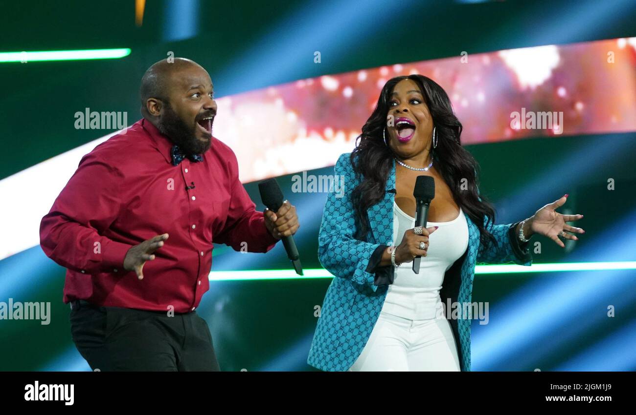 DON'T FORGET THE LYRICS, from left: contestant Steven, host Niecy Nash ...