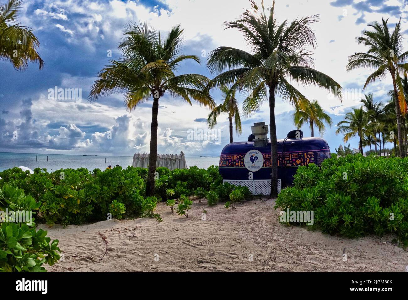 Beach food truck on the beach at a tropical resort Stock Photo - Alamy