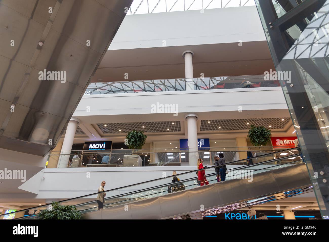 Glass elevators in shopping mall hi-res stock photography and images ...