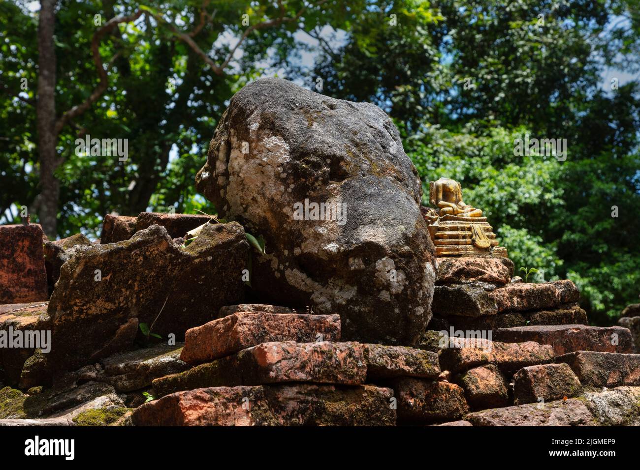 Ancient Buddhist ruins at the GOLDEN TRIANGLE is where Thailand, Burma ...