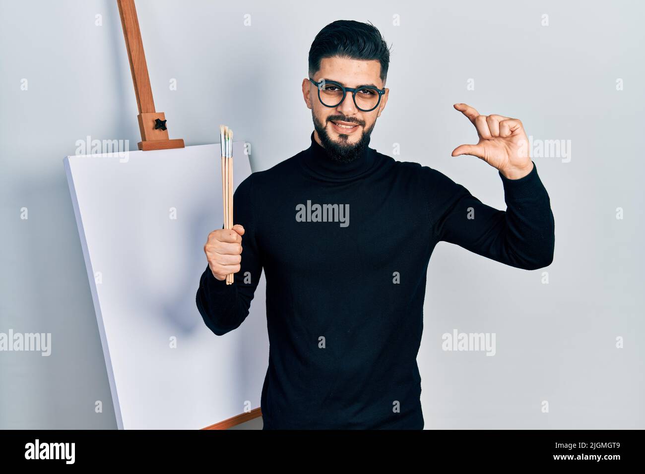 Artist measuring thumb hi-res stock photography and images - Alamy