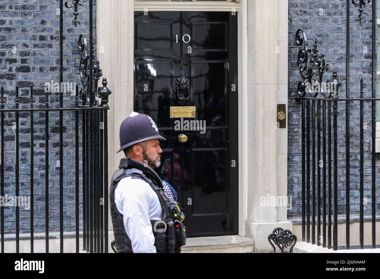London, UK. 7th July, 2022. A police officer walks past No 10 Downing ...