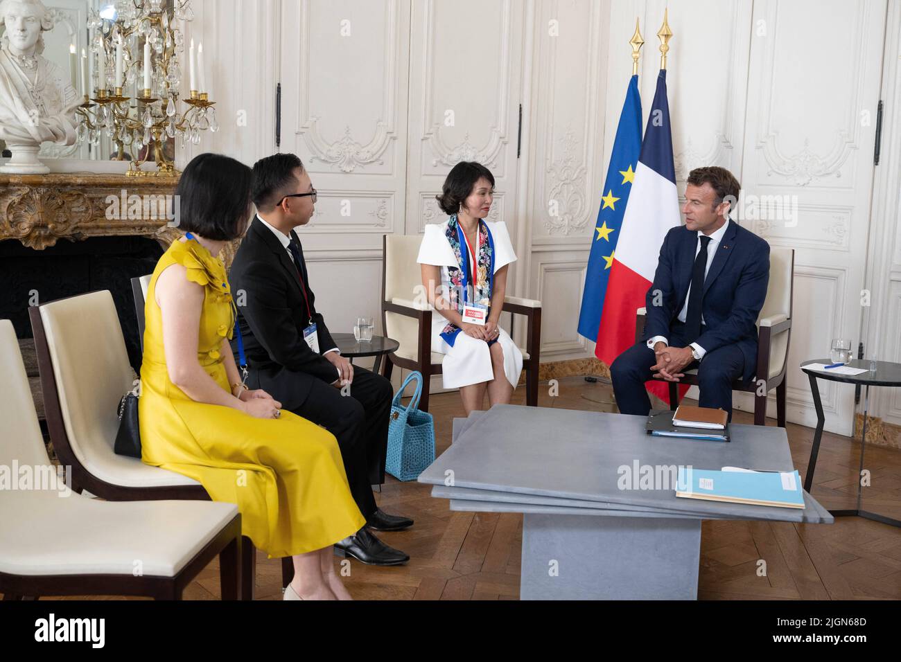 Emmanuel Macron meets Madame Le Thi Thu Thuy and Mr Pham That Quan And ...