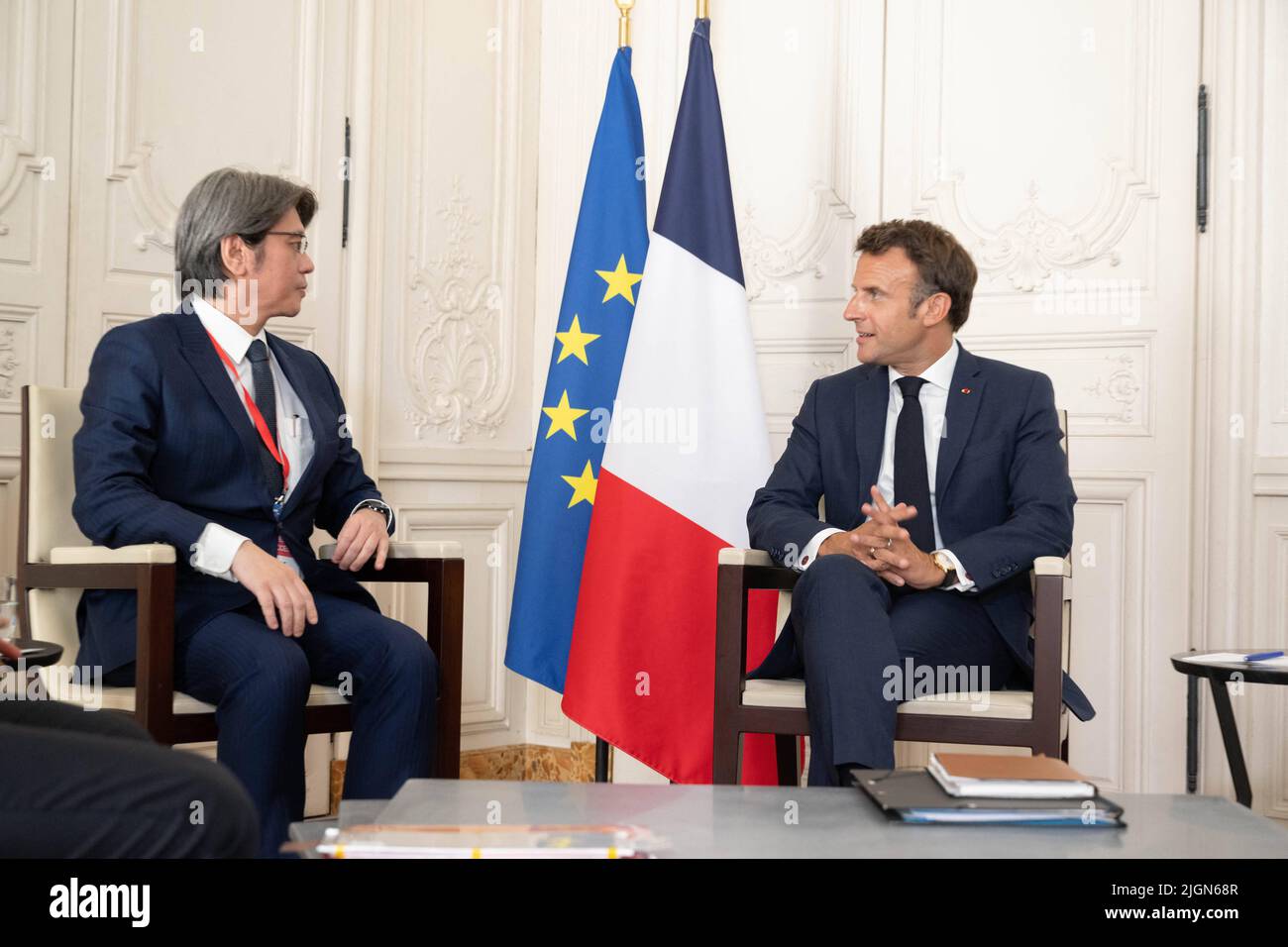 Emmanuel Macron meets Vincent Yang (CEO Prologium) during the 5th ...