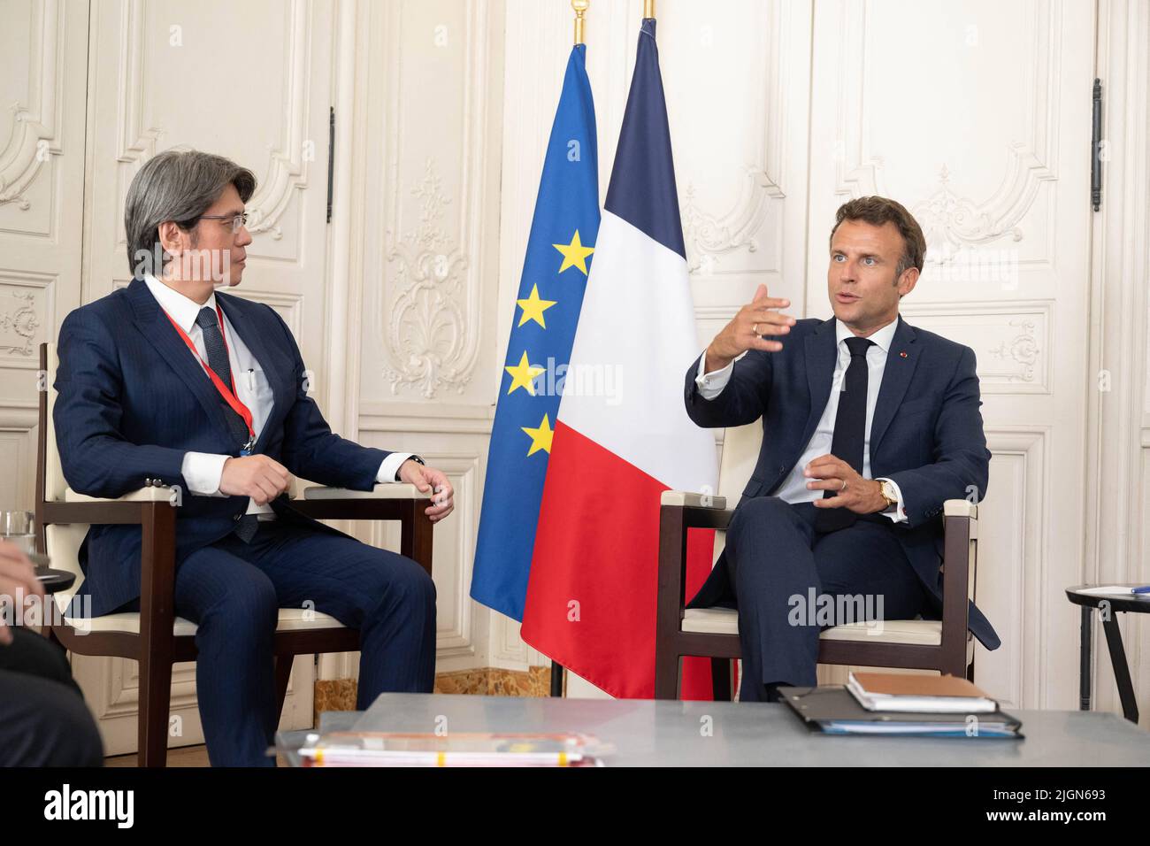 Emmanuel Macron meets Vincent Yang (CEO Prologium) during the 5th ...