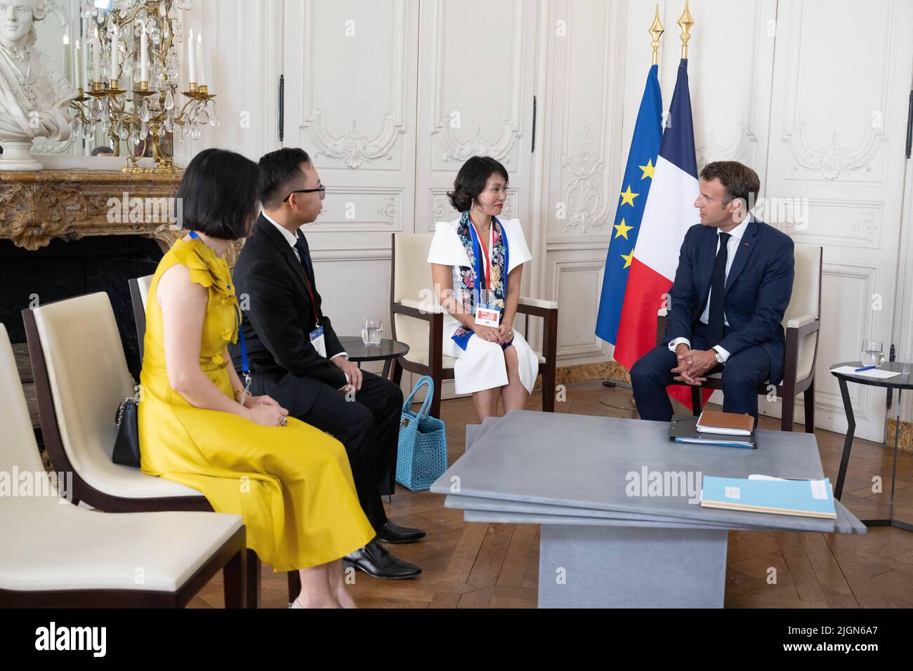 Emmanuel Macron meets Madame Le Thi Thu Thuy and Mr Pham That Quan And ...