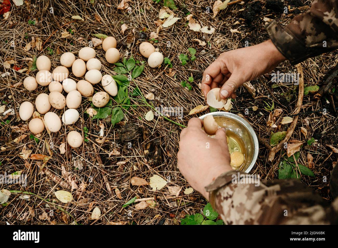 Eggs and a deep bowl, the Ukrainian military prepares eggs in the field ...
