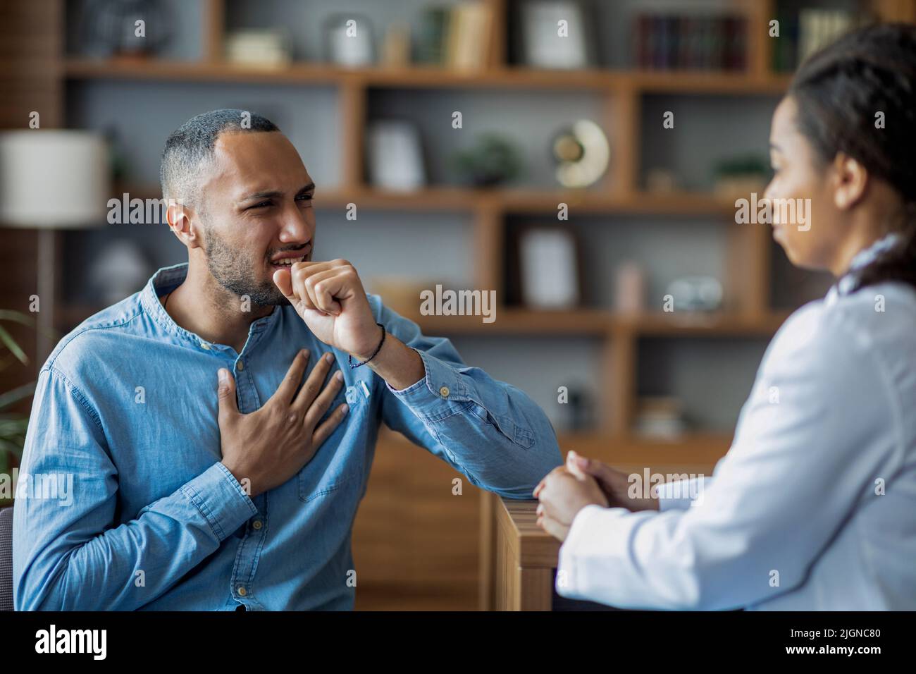 Sick female patient visiting hi-res stock photography and images - Alamy