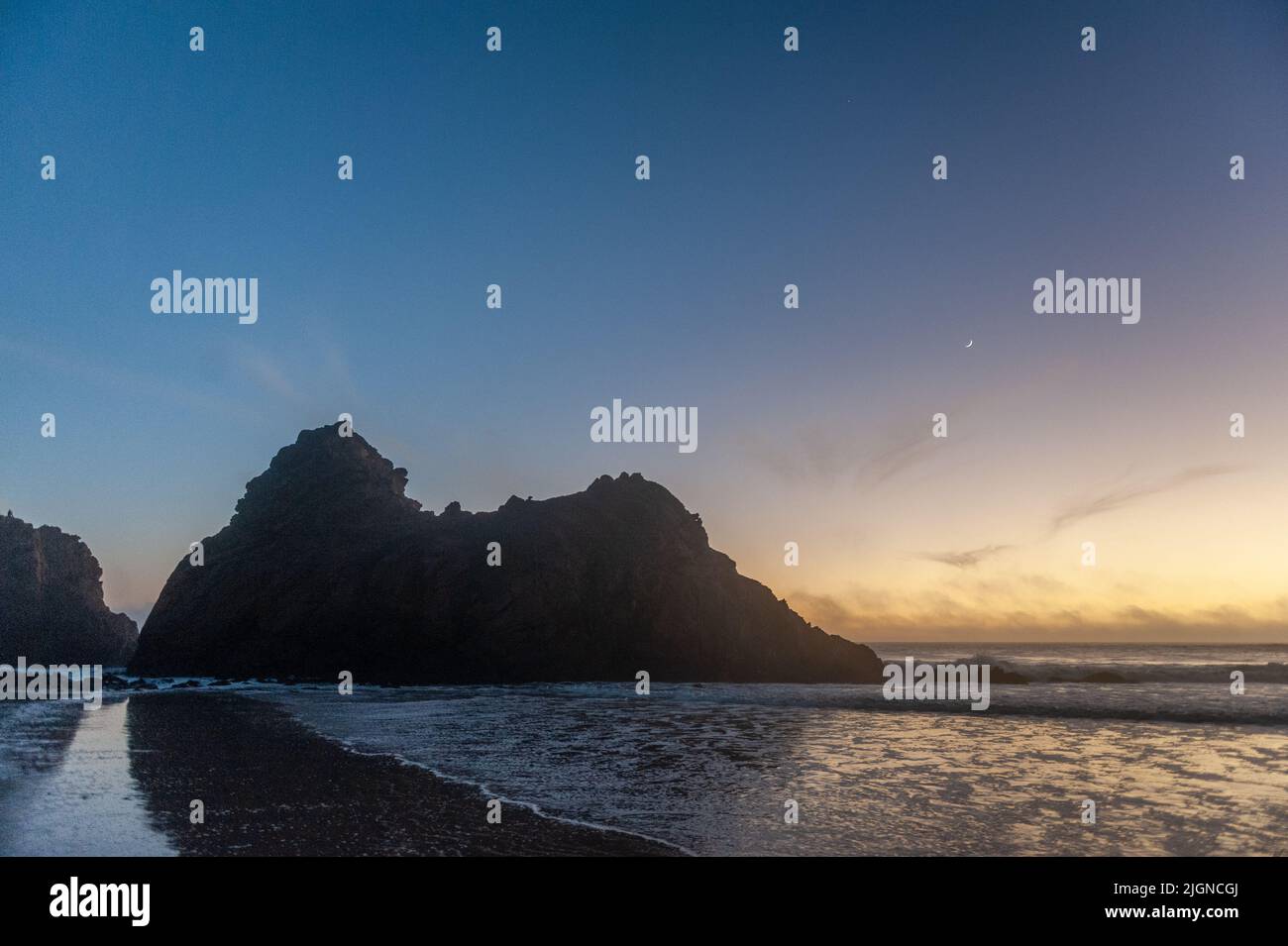 Impression of the keyhole arch rock at Pfeiffer beach around sunset ...