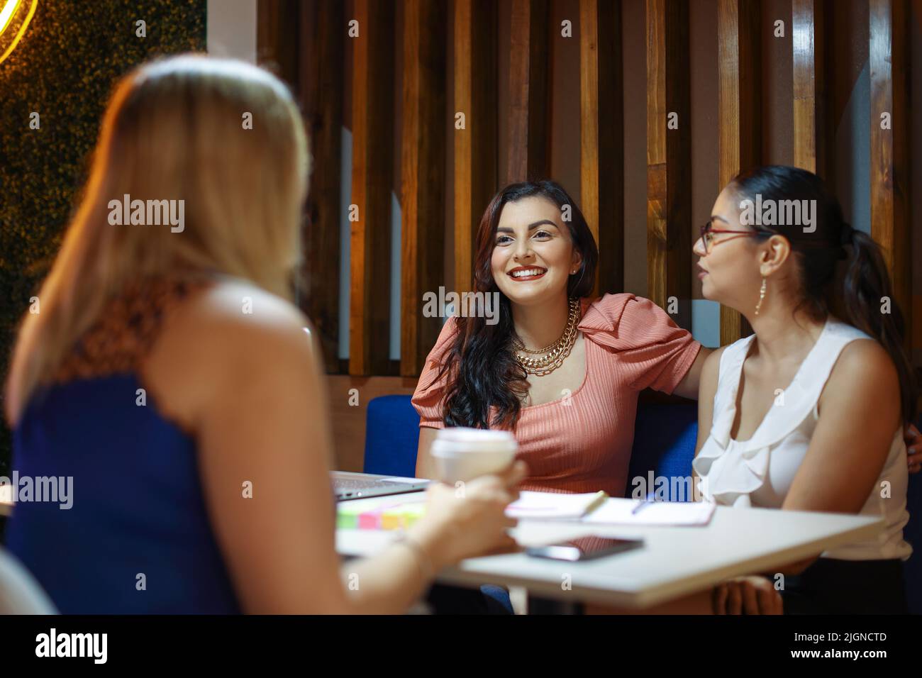 Three college friends talking hi-res stock photography and images - Alamy