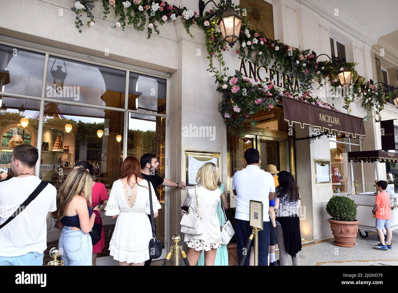Paris, France - Rue de Rivoli - Tea Room Angelina Stock Photo - Alamy