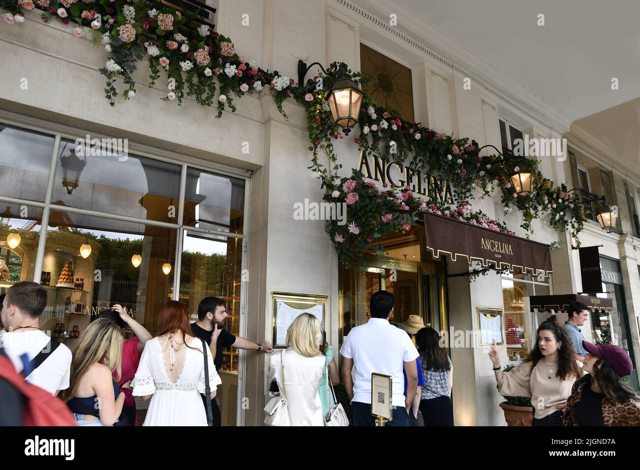 Paris, France - Rue de Rivoli - Tea Room Angelina Stock Photo - Alamy