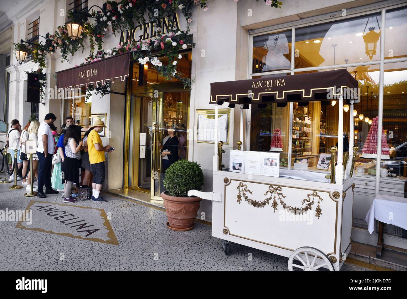 Paris, France - Rue de Rivoli - Tea Room Angelina Stock Photo - Alamy