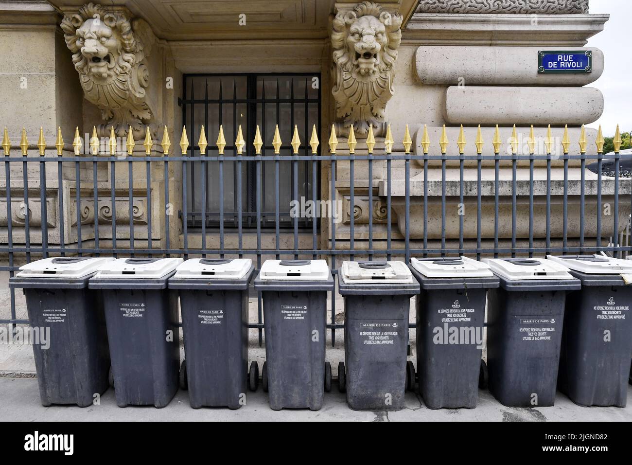 Paris, France - Rue de Rivoli - Alignment of trash cans Stock Photo - Alamy
