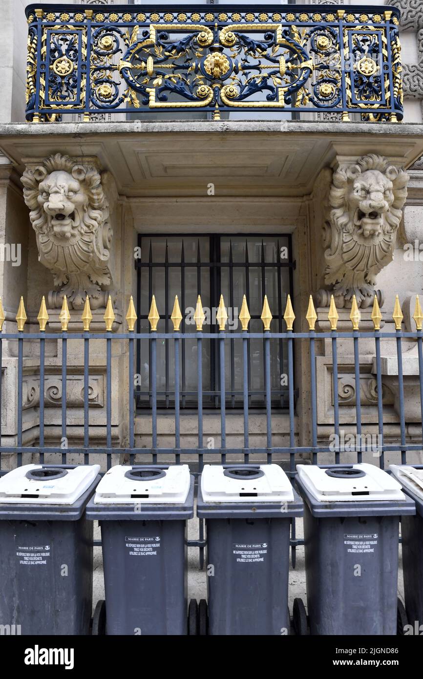Paris, France - Rue de Rivoli - Alignment of trash cans Stock Photo - Alamy