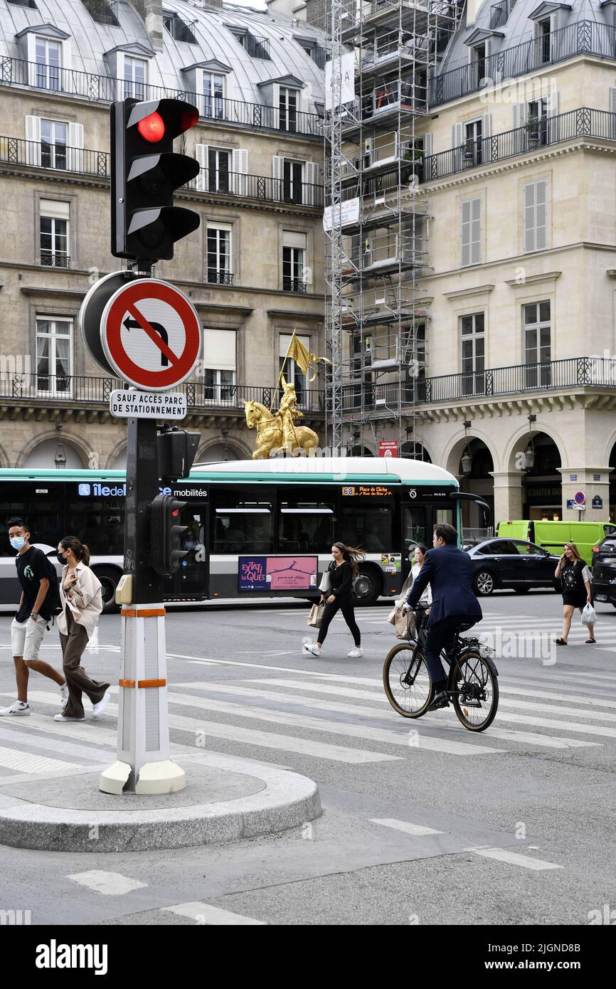 Cyclist not stopping at a red traffic light - Bicycle Paris Traffic ...