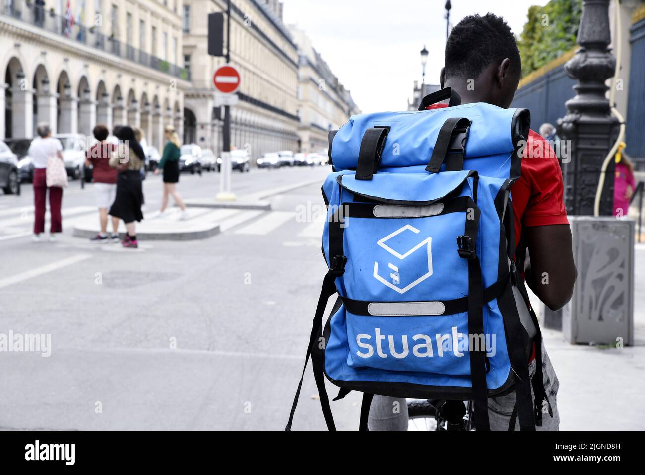 Stuart Platform Delivery Cyclist - rue de Rivoli - Paris - France Stock ...