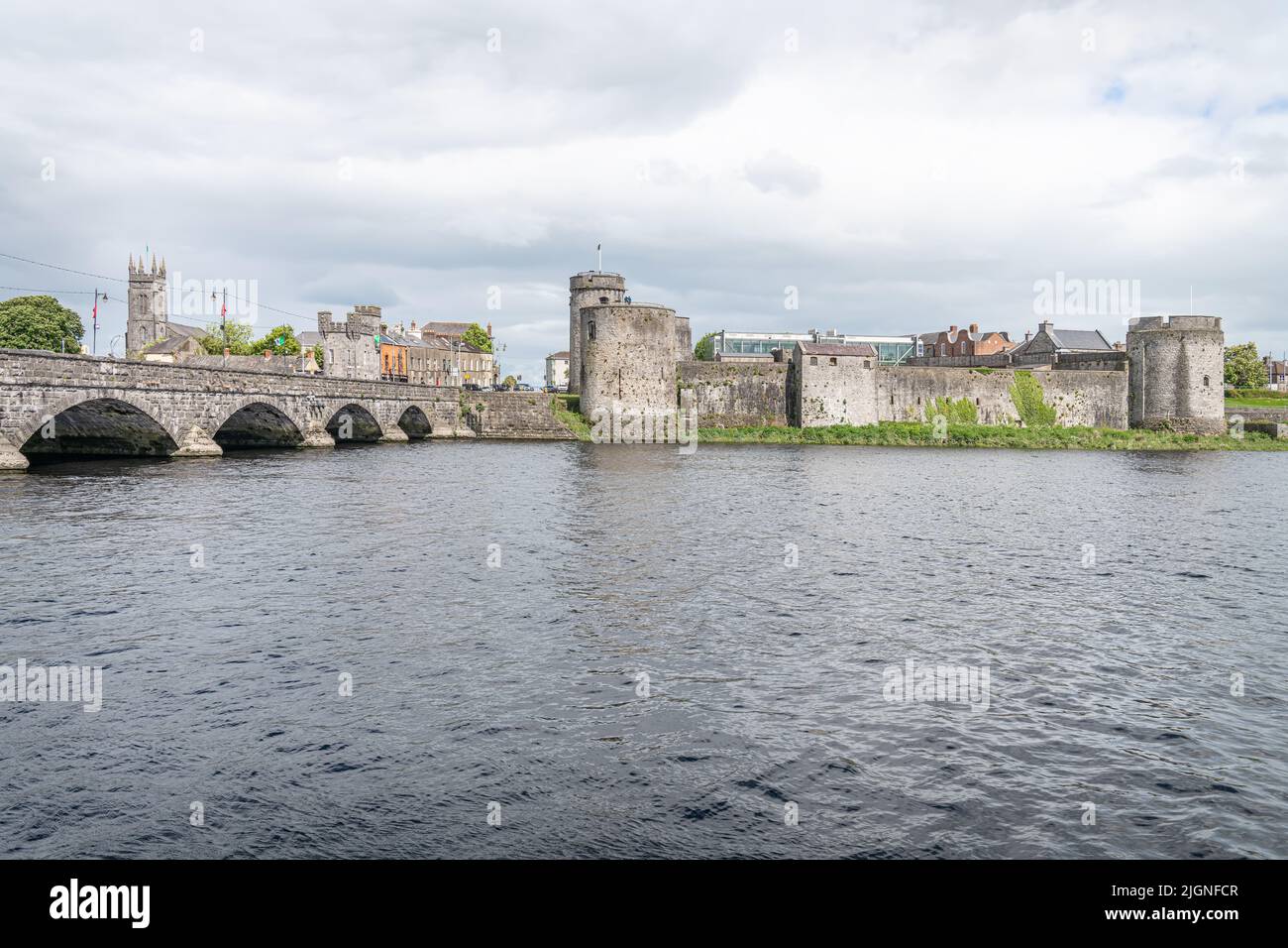 King John's Castle and Thomond Bridge over the River Shannon, Limerick ...