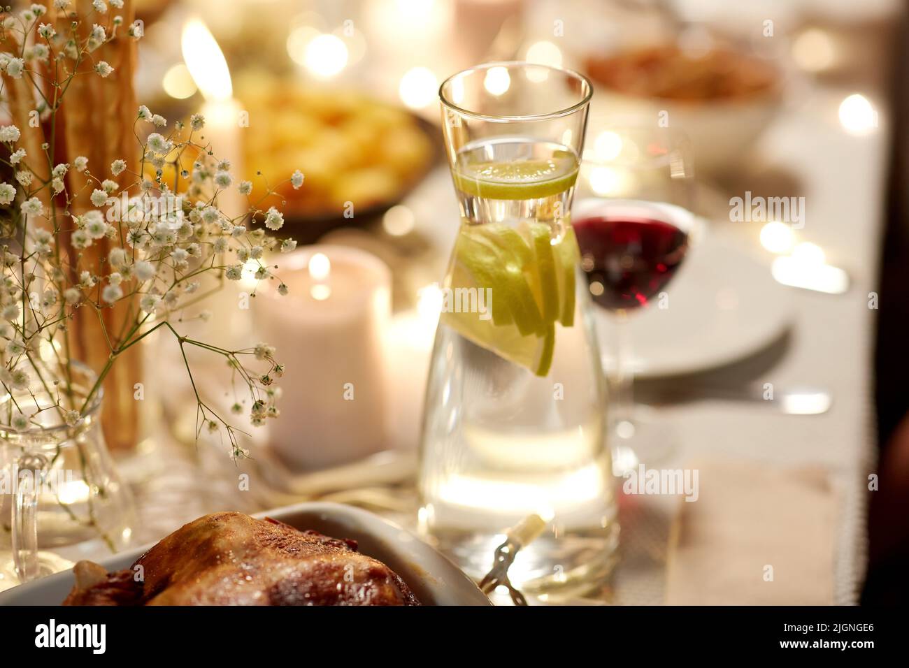 Dinner table roast people hi-res stock photography and images - Alamy