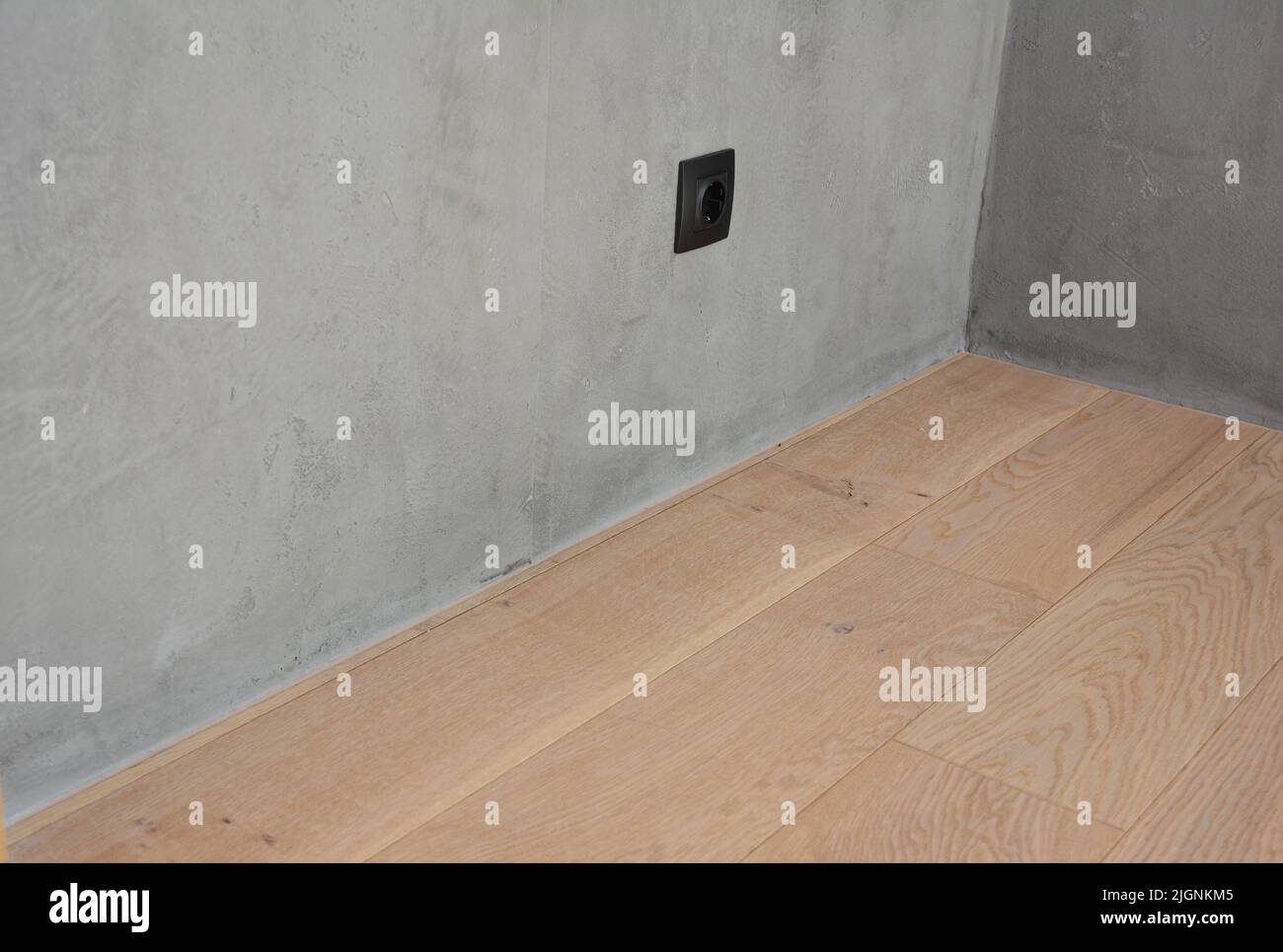 Modern house hardwood floor without skirting board Stock Photo - Alamy