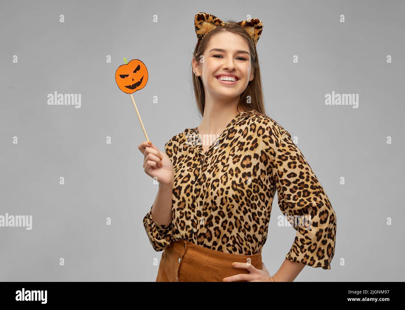 Woman in leopard dress hi-res stock photography and images - Alamy