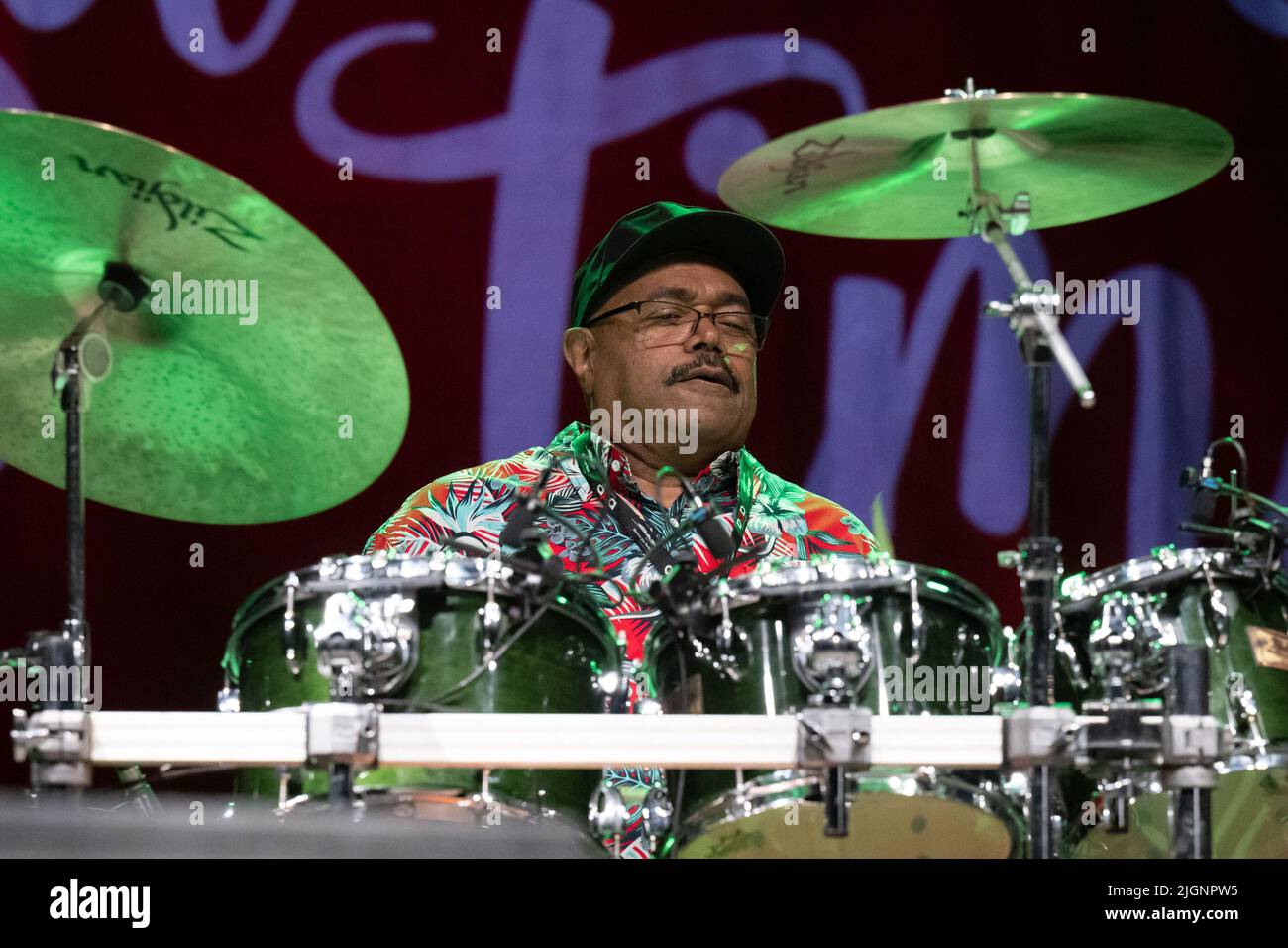 Concert of Iiconic guitarist MIKE STERN and the leggend of drums DENNIS ...