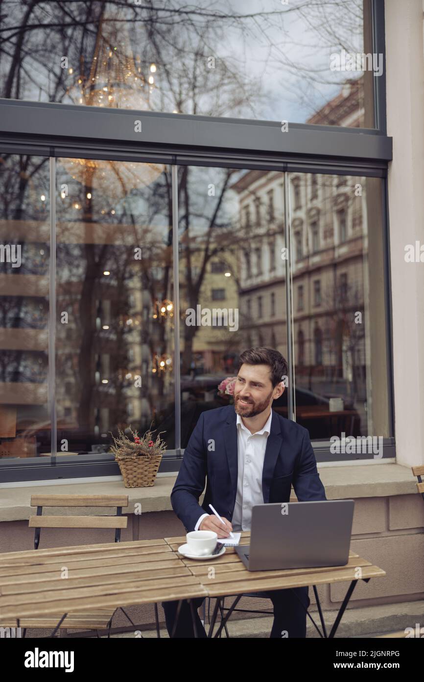 Man taking notes outside hi-res stock photography and images - Alamy